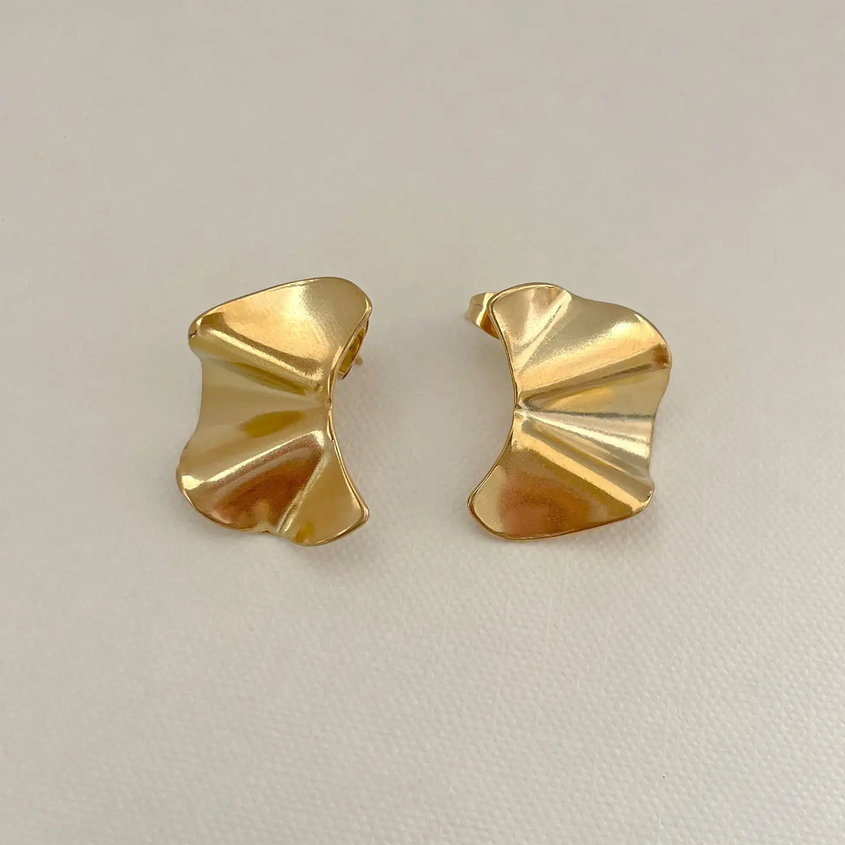 JACQUELINE GOLD WAVY STUD EARRING – 17 & Orchard Candle Co.